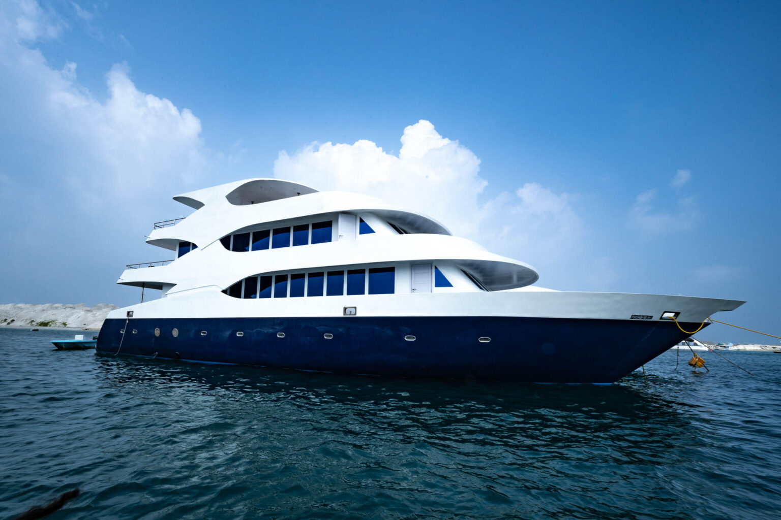 MALDIVES LEGEND ODYSSEY - Day-Trip and Liveaboard Boat