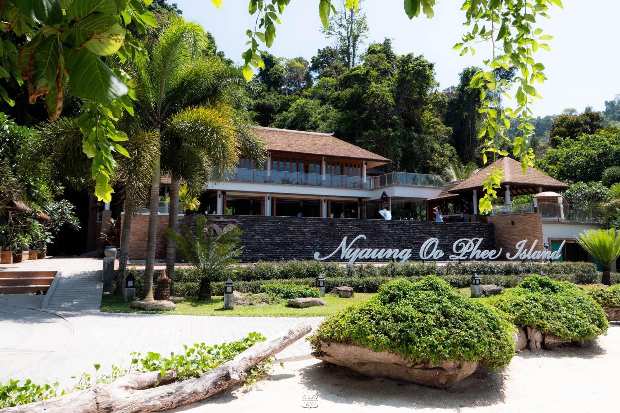 VICTORIA CLIFF RESORT - Resort Information